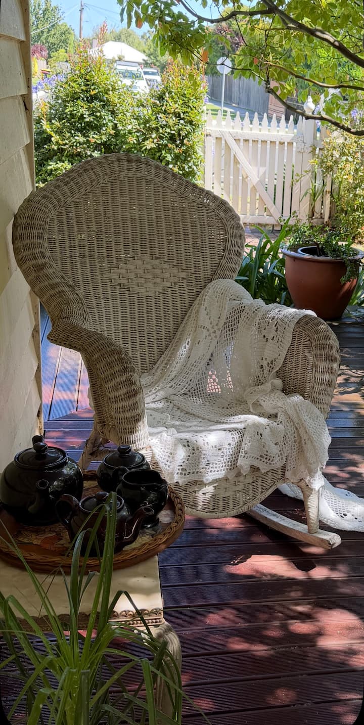 "The Duke's Cottage." (Charming Family Escape.) - Yarram