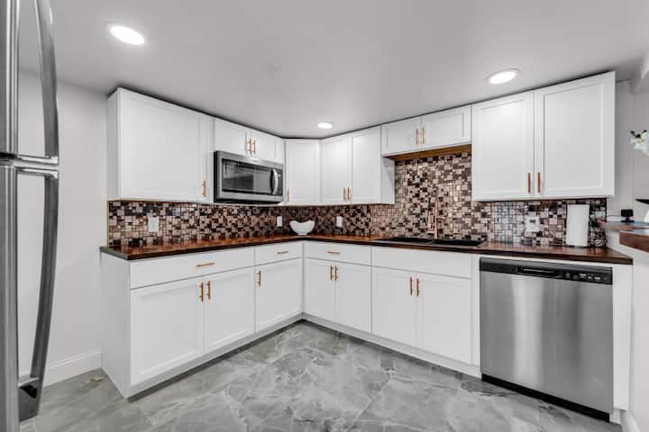 “It’s Levels To This”
3 Kitchens 3 Bath 8 Beds - Detroit, MI
