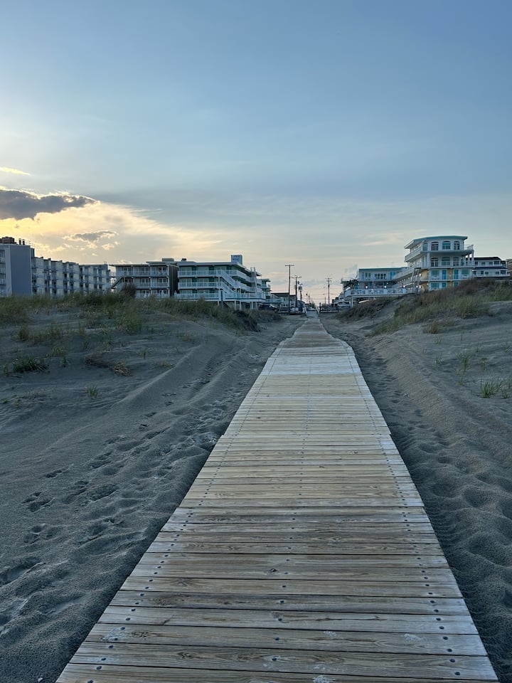 Oceanfront Condo With Beach Access - 3 Queen Beds - Poverty Beach, NJ