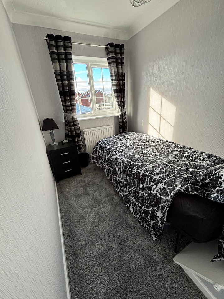 3. Single Bedroom With Under Bed Storage Tv & Wifi - 韋克菲爾德