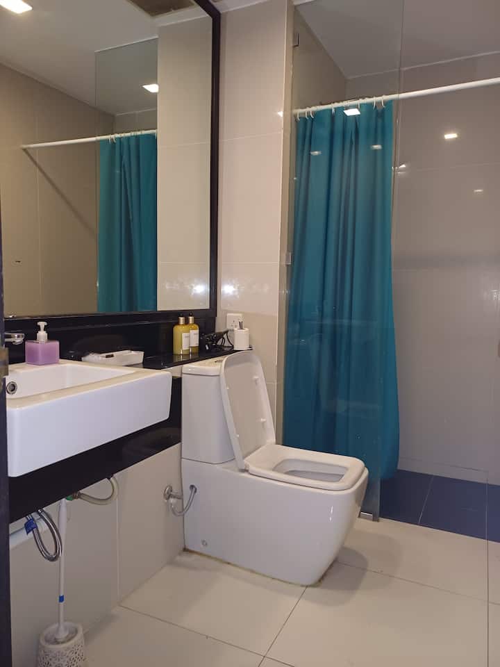 Family Friendly 2 Bed 2 Bath Unit With Parking - Kota Kinabalu