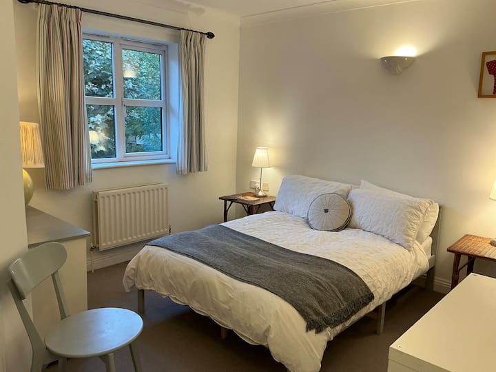 En Suite Double Room + Parking - Earl's Court