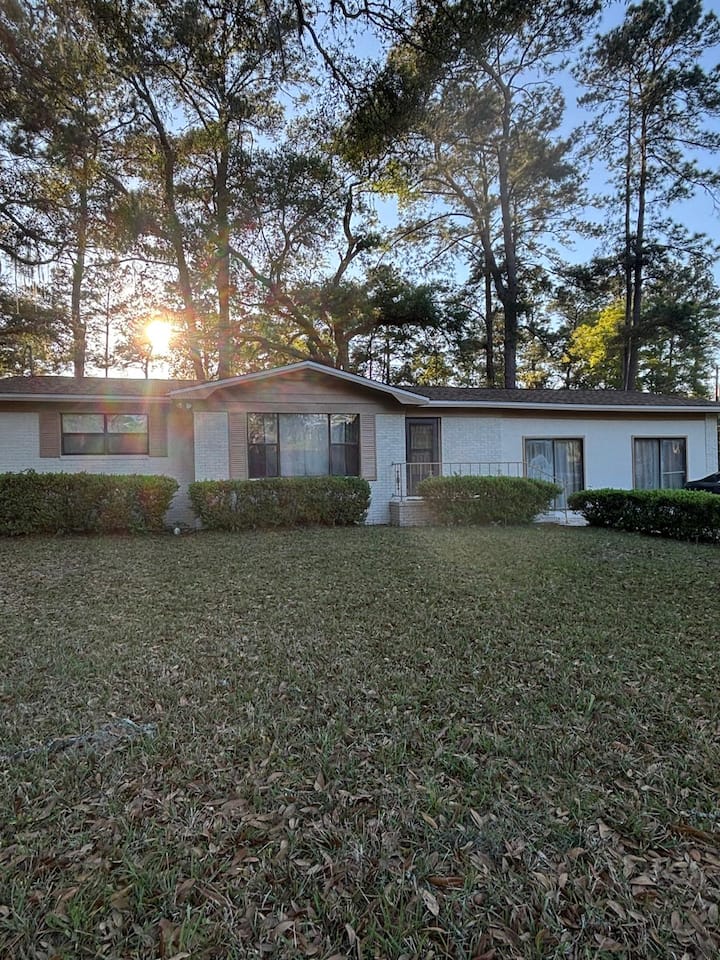 Spacious & Inviting 3/2 In A Peaceful Neighborhood - Tallahassee, FL