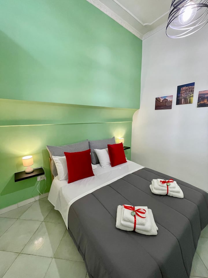 Seventeen Home 
Appart Al Centro Storico Di Napoli - Naples