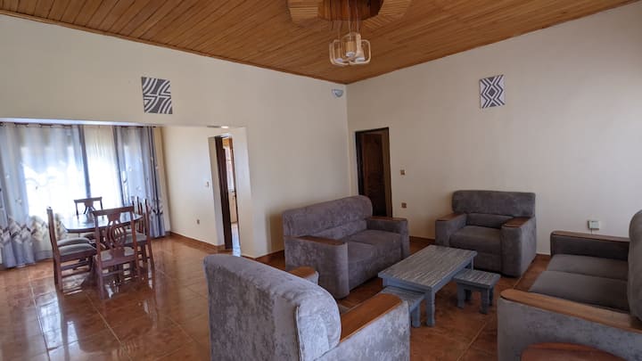 Modern Cozy House By The Road - Kigali