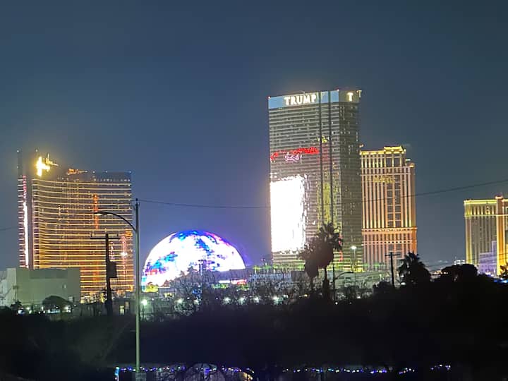 Gorgeous Strip-view Home With Outdoor Spa & Bbq - Las Vegas