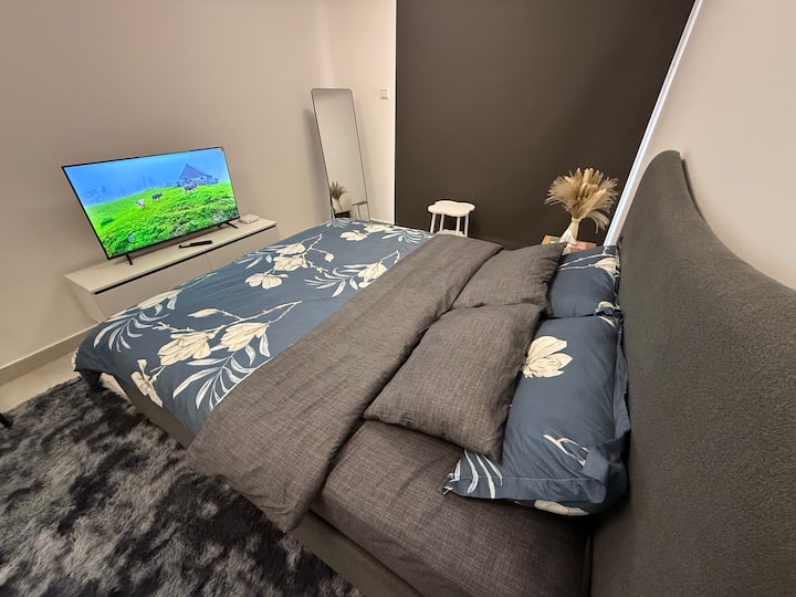 Modern Studio W/ Balcony |Near Metro & Attractions - Dubaï