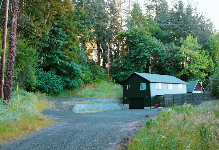 Quiet, Design-forward Retreat • Sauna + Full Gym - Albany, OR