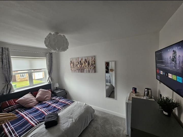 King Bedroom With Street View - Kilmarnock