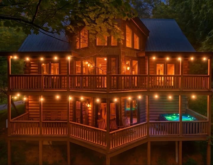 Must See Tri-level | Cinema | Speakeasy | Arcades - Gatlinburg, TN