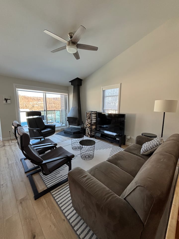 Chaleureux Chalet Ski-in Ski-out - Stoneham-et-Tewkesbury