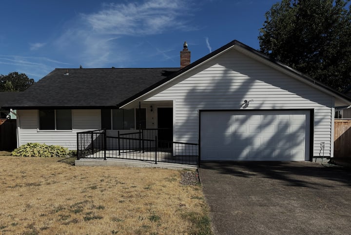 Modern Comfort Nest - Happy Valley, OR