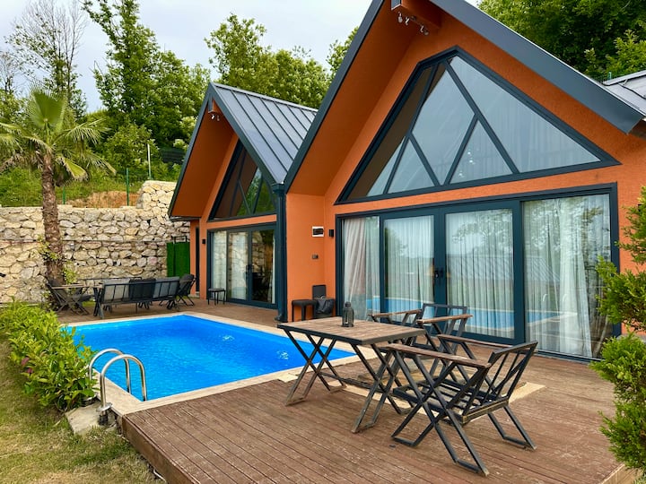 1011 4+2 Büyük Havuzlu Villa - Karasu