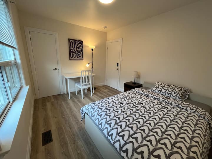 Newly Furnished Room With Wall-in Closet - Mississauga