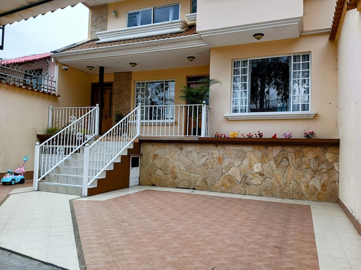Casa Grande Con Espacio Verde - Cuenca