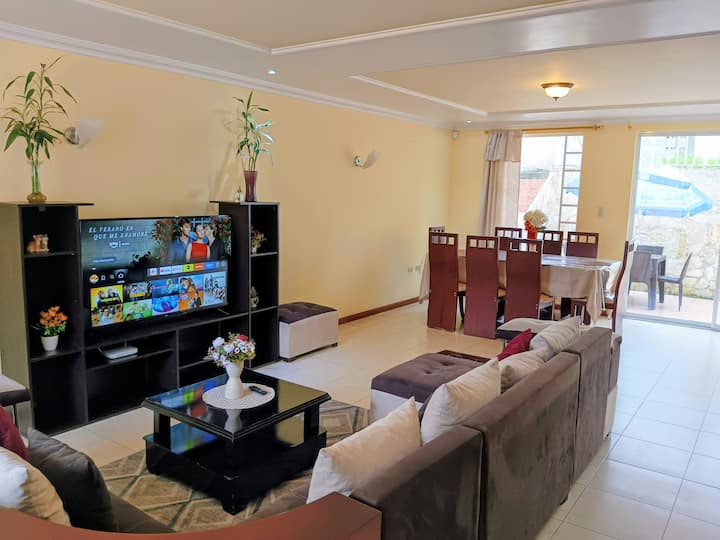 Casa Grande Con Espacio Verde - Cuenca