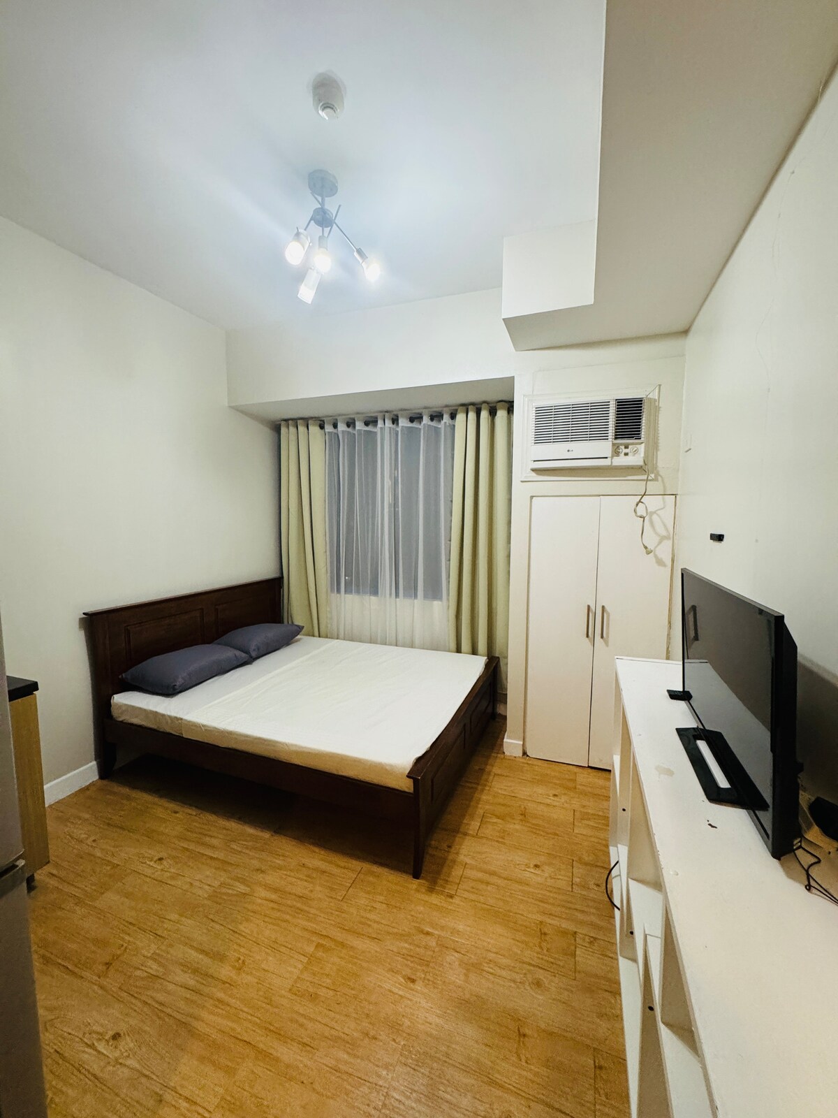 Simple studio unit in Salcedo Makati 4mins to RCBC - Apartments for ...