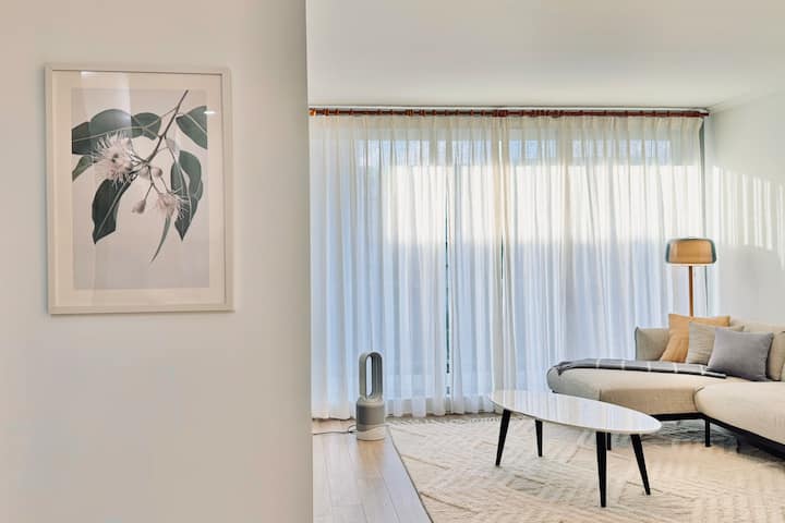 Premium Location 2br Sunny Apt - Moore Park