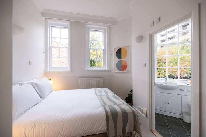 The Regency: Bright & Elegant 2br In Victoria - ブルームズベリー