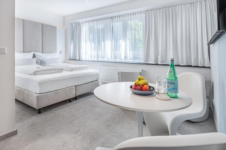 Spacious Premium Studio By Zzzpace - Central - Krefeld