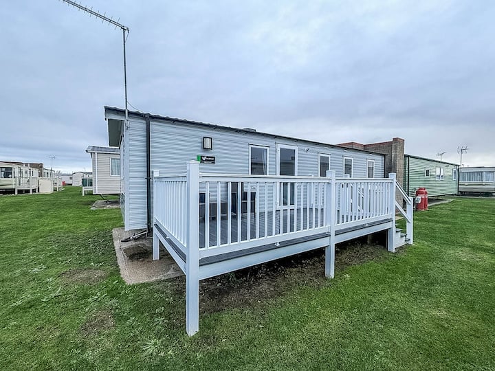 Caravan With Decking At Naze Marine Ref 17344br - Walton-on-the-Naze