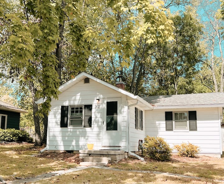 Sunshine Cottage - Stay In The Heart Of It All! - Bloomington, IN