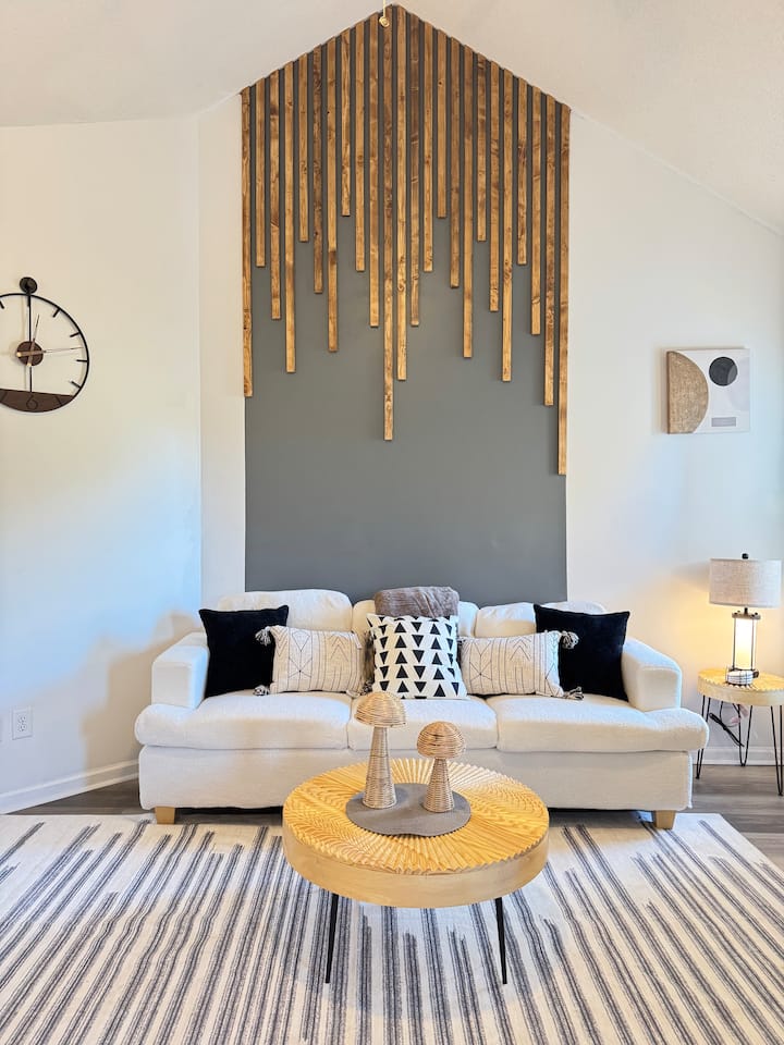 Charming Home Escape Theatre I Game I Pet Friendly - Bonaire, GA