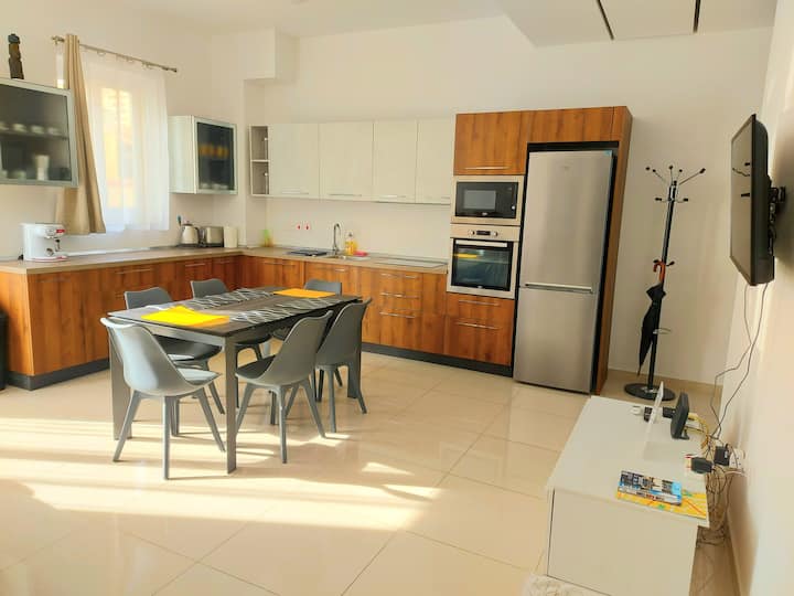Modern Apartment In Centre Of Gzira - Valletta, Malta