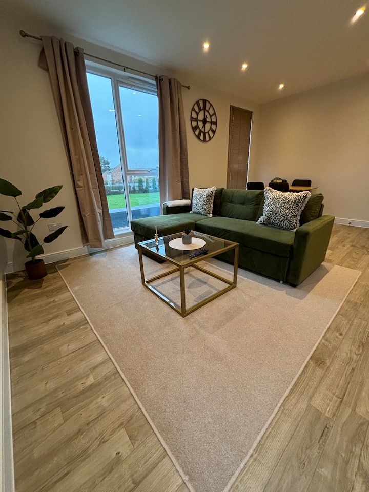 West Weybridge! Spacious 1 Bedroom Apart W/parking - Staines