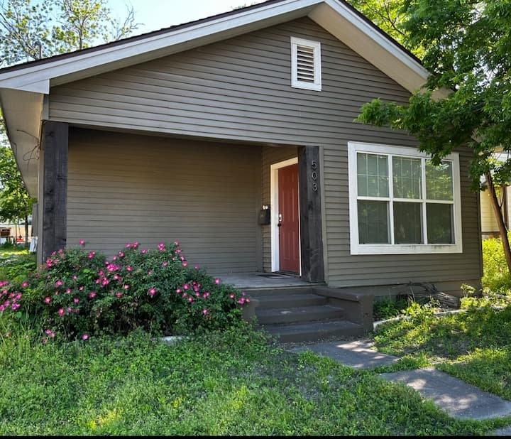 Cozy 1940s Home - Bryan, TX