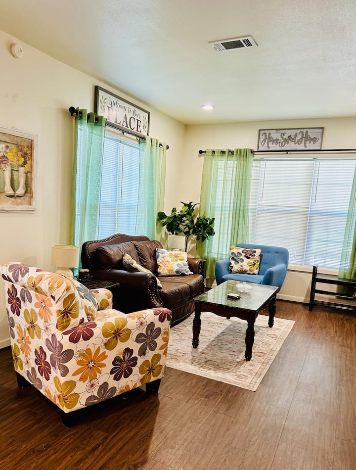 Cozy 1940s Home - Bryan, TX