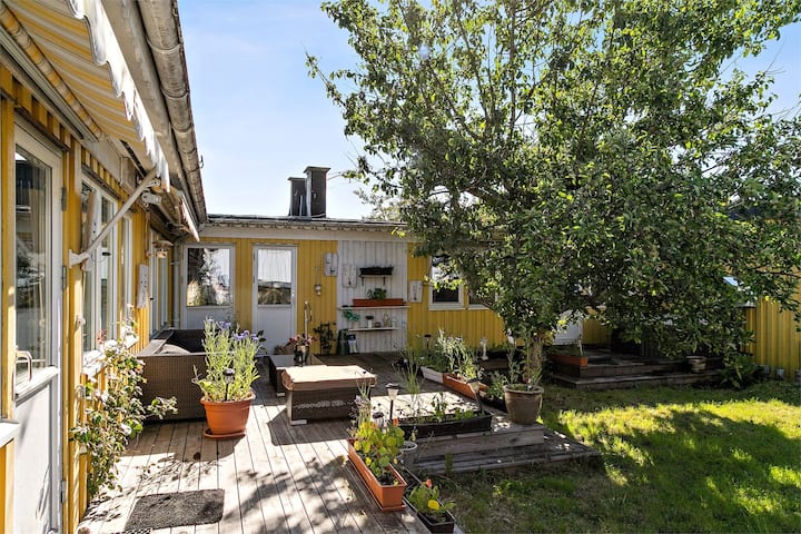 Workers Home • 4br • 2 Bath • Parking • All-inc - Göteborg