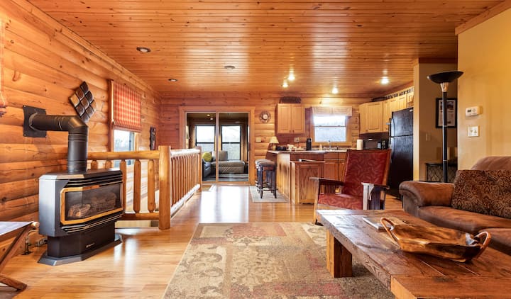 Aster Cabin | Hot Tub | Ponds | Walking Trails - Dubuque, IA