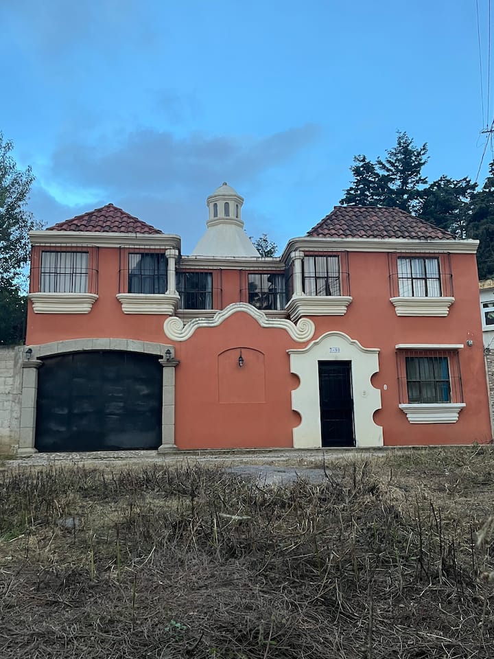 Casa Estilo Colonial Cerca Del Igss - Cantel