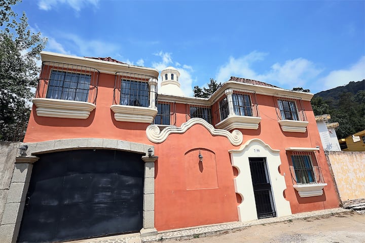 Casa Tipo Colonial En  Las Faldas Del Cerro Baúl - Almolonga