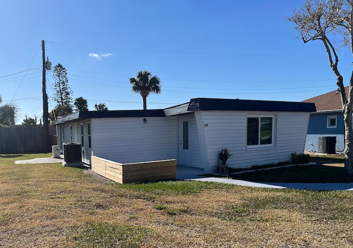 Beachside Bungalow - Ormond Beach, FL