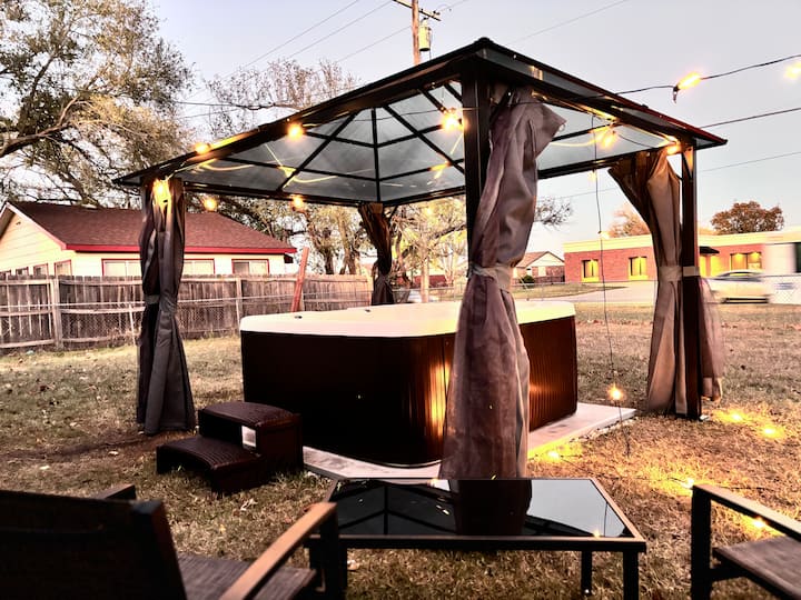 Westwichita: Private Hottut & Kingbeds - Wichita, KS