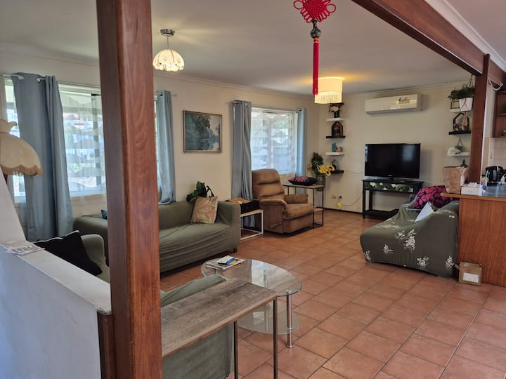 Spacious Queen Bedroom With Aircon - Salisbury