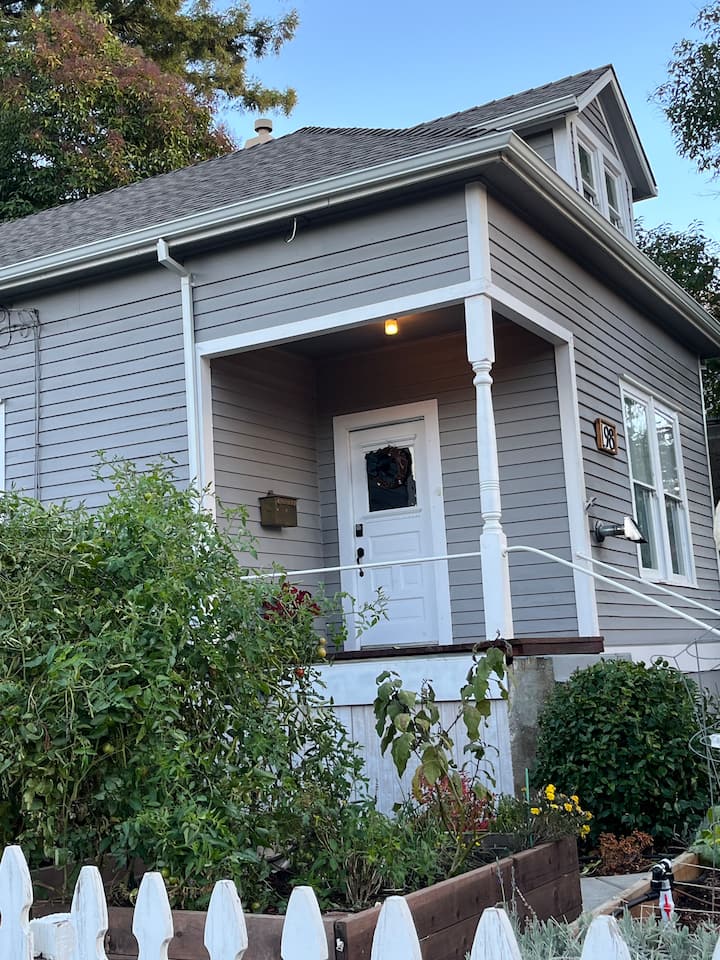 Pine Street Cottage - Auburn, CA