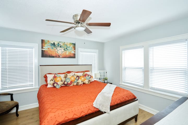 Refreshed 2br In Historic Kc | Free Garage & More - SEA LIFE Kansas City