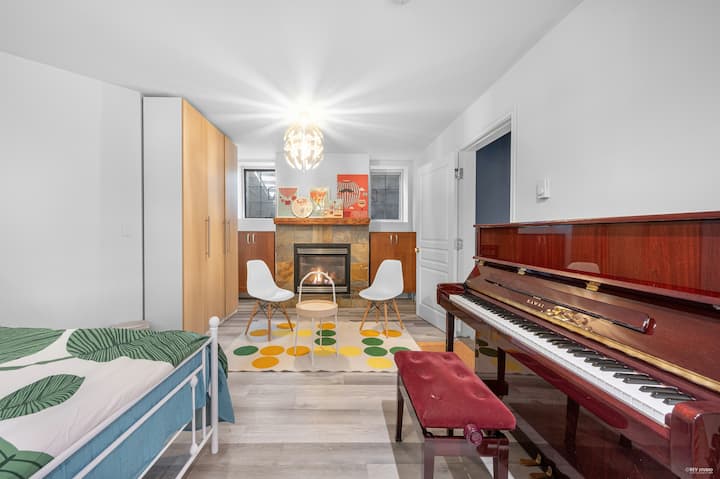 Romantic Piano Hut By The Sea - Port Moody