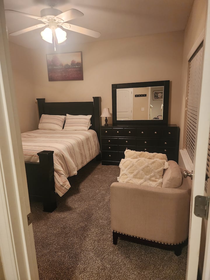 Cozy Private Suite With Bathroom - Columbia, MO