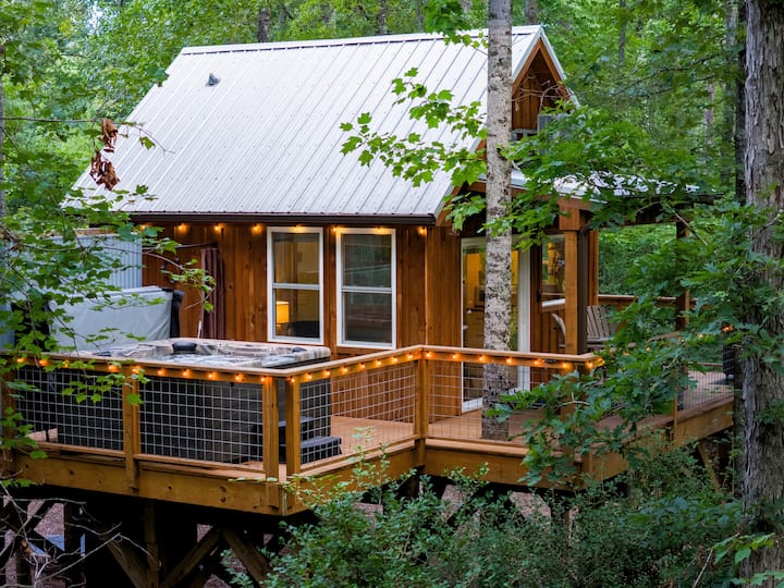 Little Robin Treehouse, Hot Tub, Couples Getaway - North Carolina