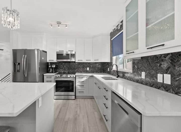 Three Hills, Modern Home! - Three Hills