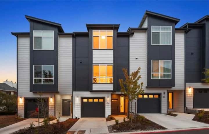 Davenchi Place Q Size Bedroom 3 - Edmonds, WA
