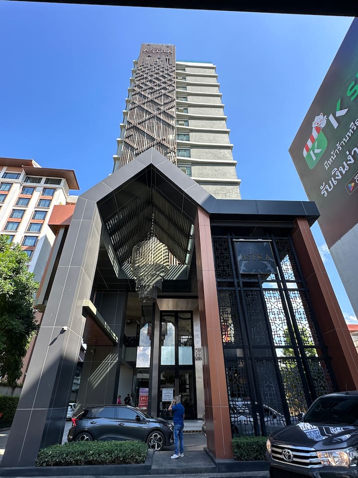 豪华大两卧家庭屋4-6人/屋顶泳池/古城夜景/长康夜市/the Astra Condo - Chiang Mai
