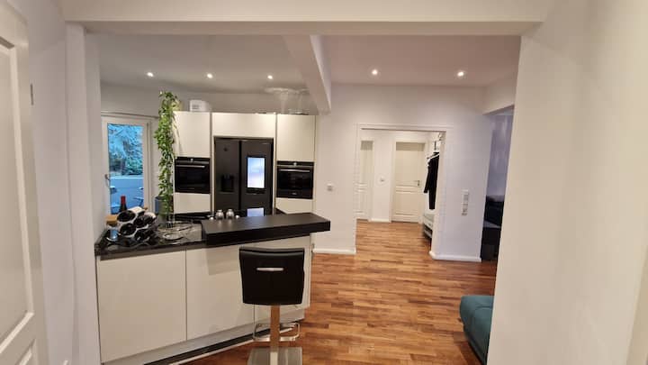 Exklusive, Kernsanierte 4 Zimmer Altbau-wohnung - Neuss
