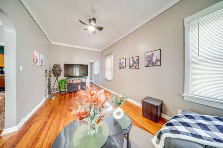 Bella - Stylish Modern Retreat - Northfield, OH