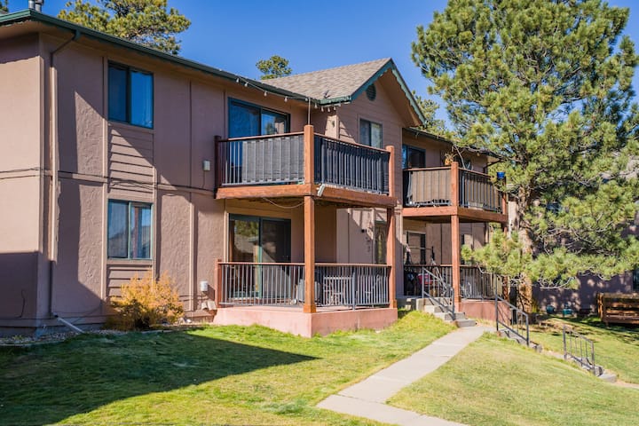 Clean, Bright Condo Near Rmnp & Lake Estes - Estes Park, CO