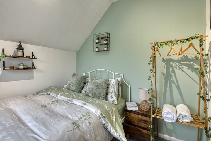 2br Cottage Sleeps 5, Driveway Long-term Stay - Altrincham